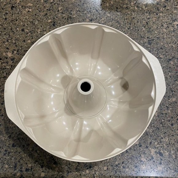 Anchor Hocking | Kitchen | Vintage Bundt Cake Microwave Fluted Pan ...